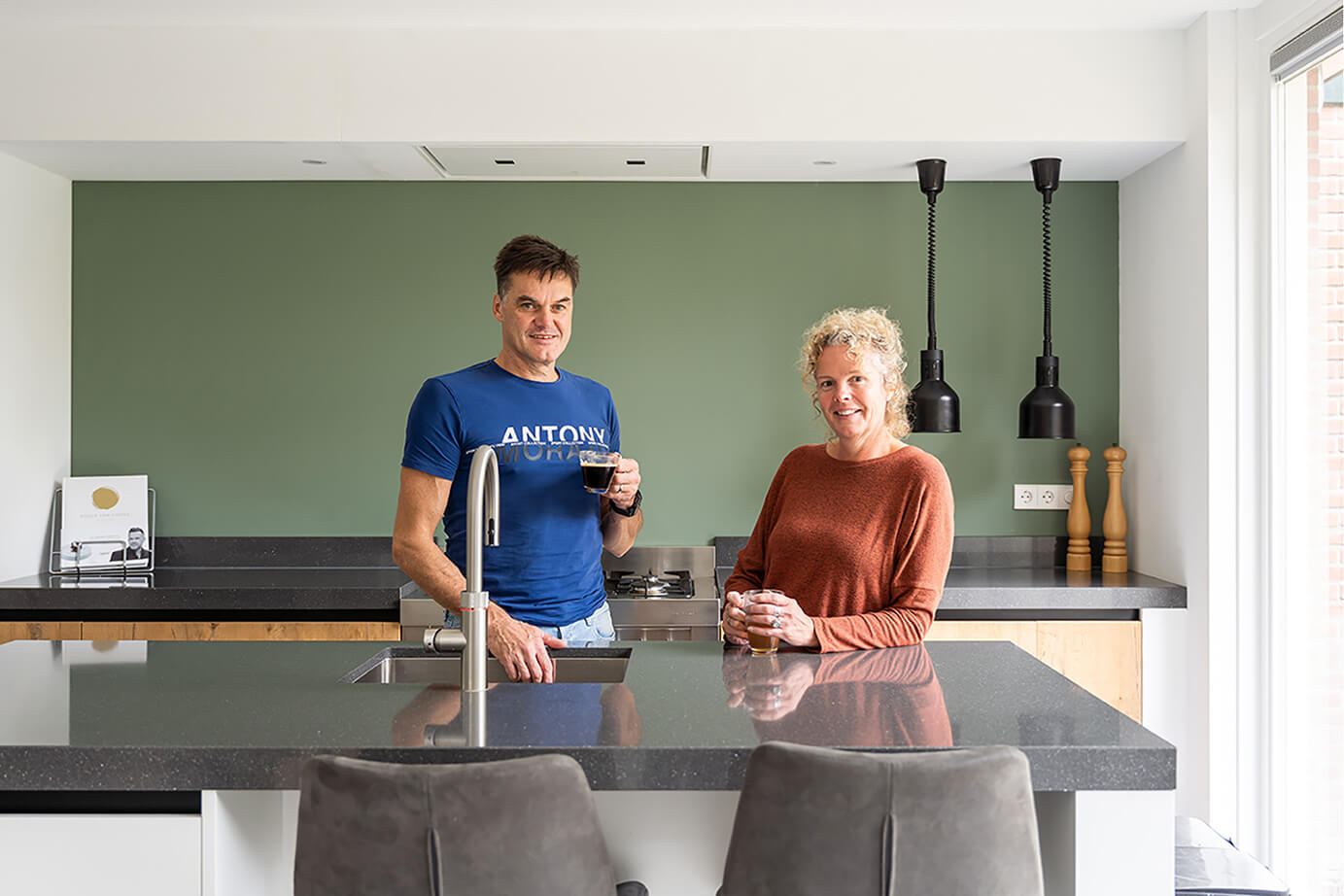 Bekijk deze witte keuken met spoeleiland in Soest! [binnenkijker]