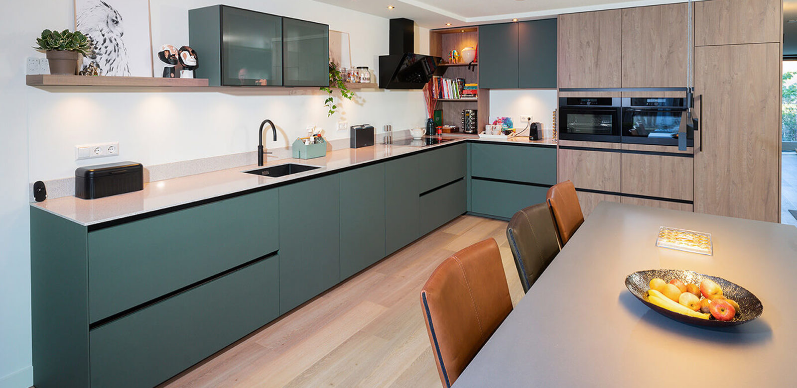 Groene keuken met hout Bergschenhoek