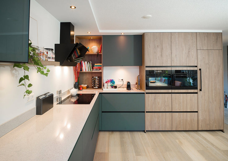Groene keuken met hout Bergschenhoek